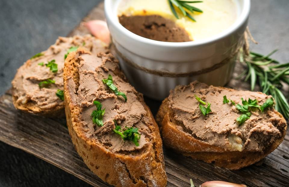 Fantastická domácí játrová paštika. Láďa Hruška se s tím nepáře, přesto ...