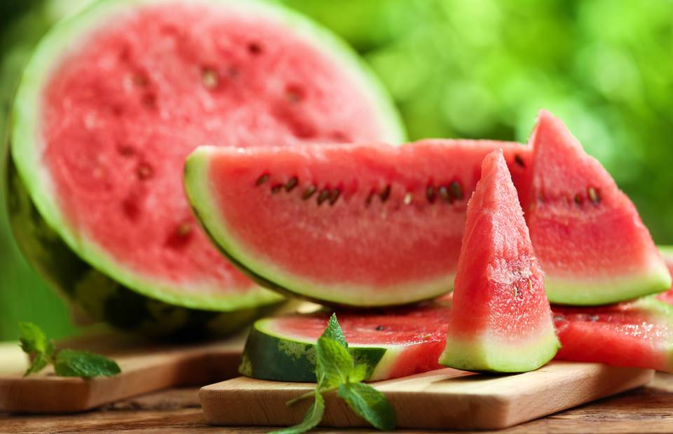 Geniální trik, díky kterému rozříznete meloun kdykoliv a kdekoliv ...