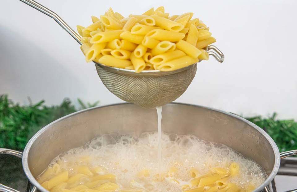 voda z testovin testoviny penne nudle pasta - AAzdraví.cz