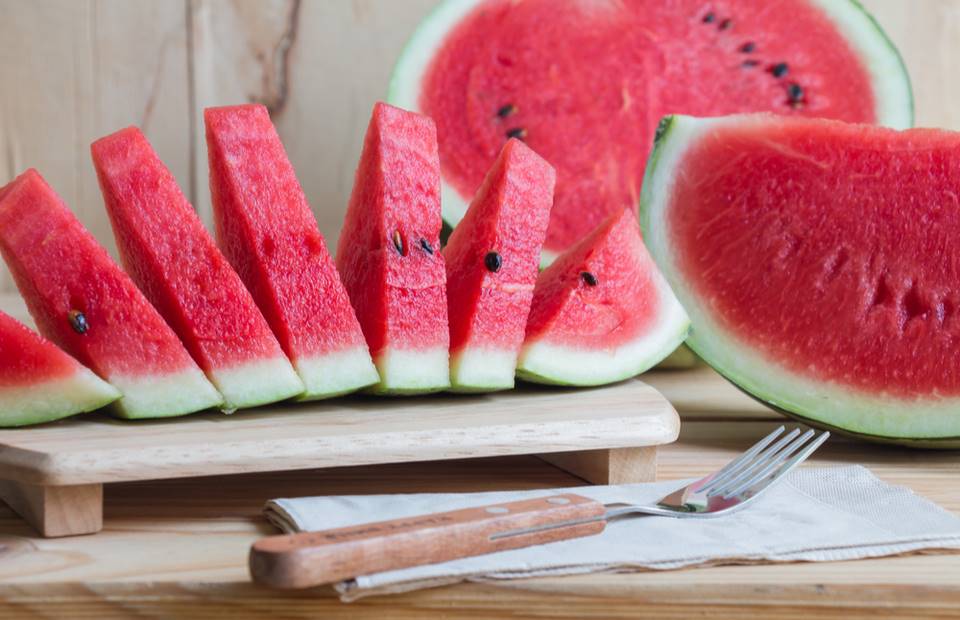 Geniální nový způsob, jak nakrájet meloun bez ulepení. Přišli na něj ...