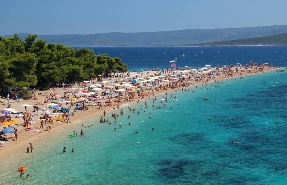 Zkažená dovolená v Chorvatsku. Lidé se místo krásných pláží koupou ve ...