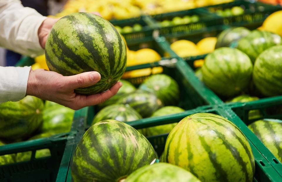 Snadný trik, jak v obchodě poznat ten nejšťavnatější meloun. Takto už ...