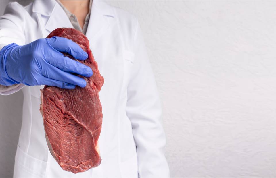 Nevyhazujte maso, které pouze změnilo barvu. Naučte se fígl, jak poznat ...