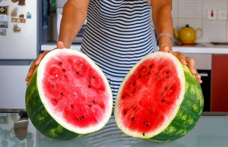 Neskutečný trik, kterým rozpůlíte meloun kdykoliv a kdekoliv. Postačí ...