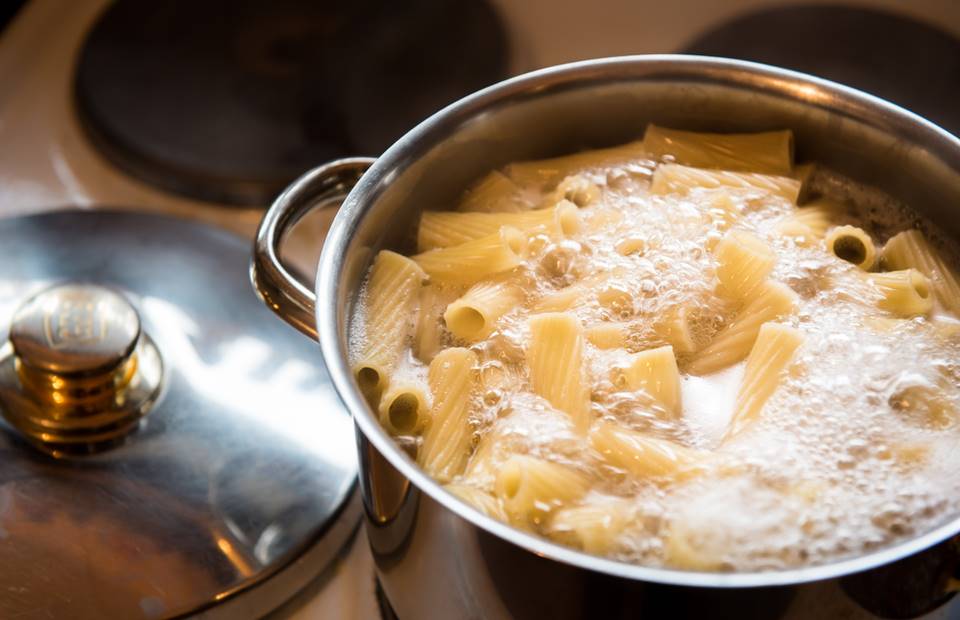 Geniální způsob, jak vařit těstoviny. Zachráníte i ty už pokažené ...