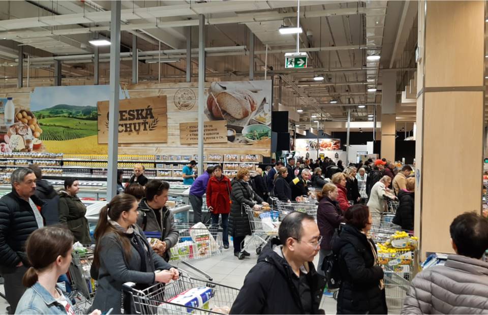 Velká sleva v Albertu a Globusu úplně na vše. Lidé berou obchody útokem ...