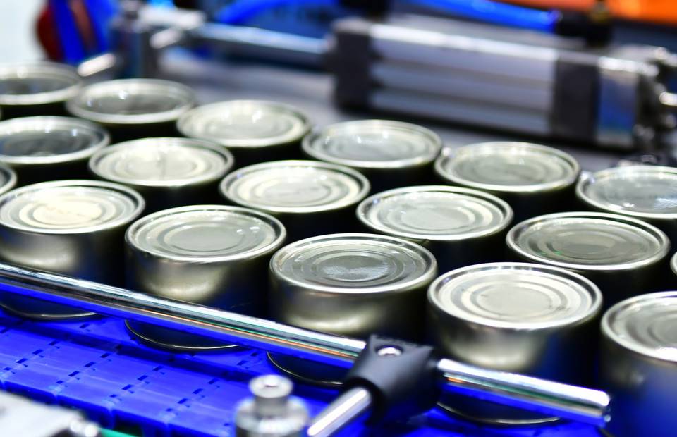 Vyrobil si solární panely z plechovek. Je to snadné. A je vyhráno ...