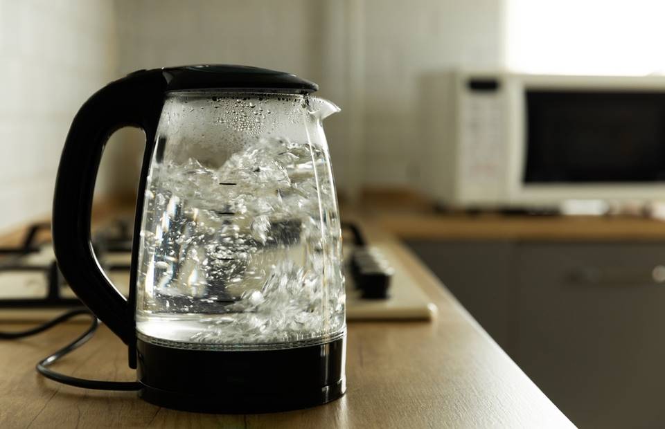 Rychlovarná konvice je obrovským žroutem peněz. Lidé dělají velkou ...