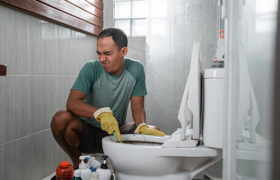 Pan Karel si pravidelně ucpává záchod. Naučil se skvělou fintu na jeho ...